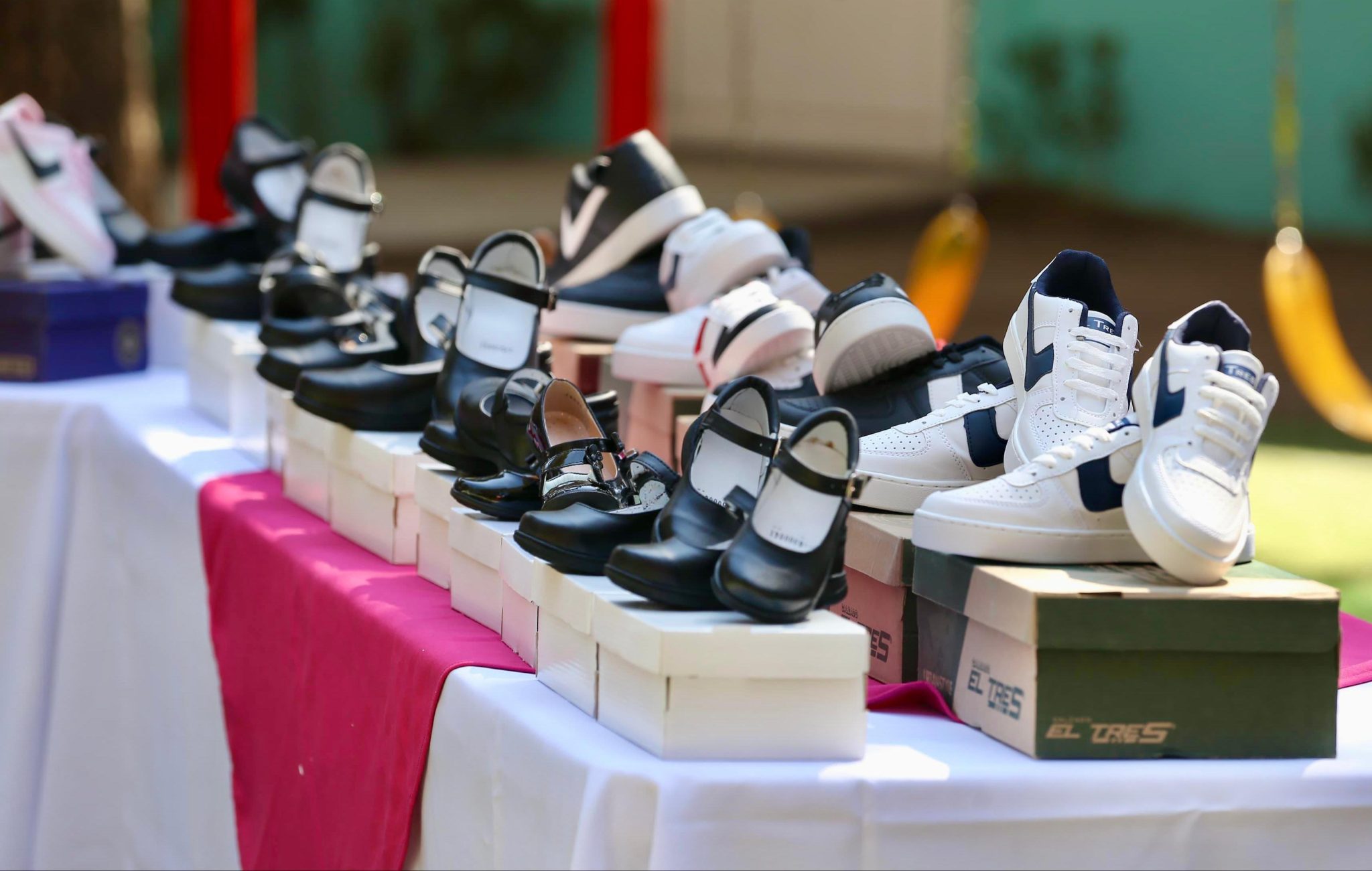 Recibe Casa Hogar DIF donación de 368 pares de calzado para niñas y ...